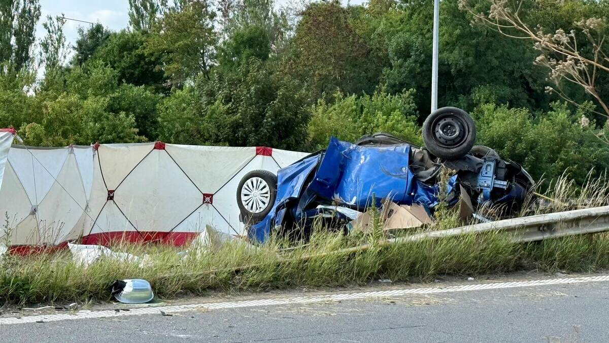 Bestuurder (35) overleden na ongeval op E19: “Aanwijzingen dat er verkeersagressie aan vooraf ...